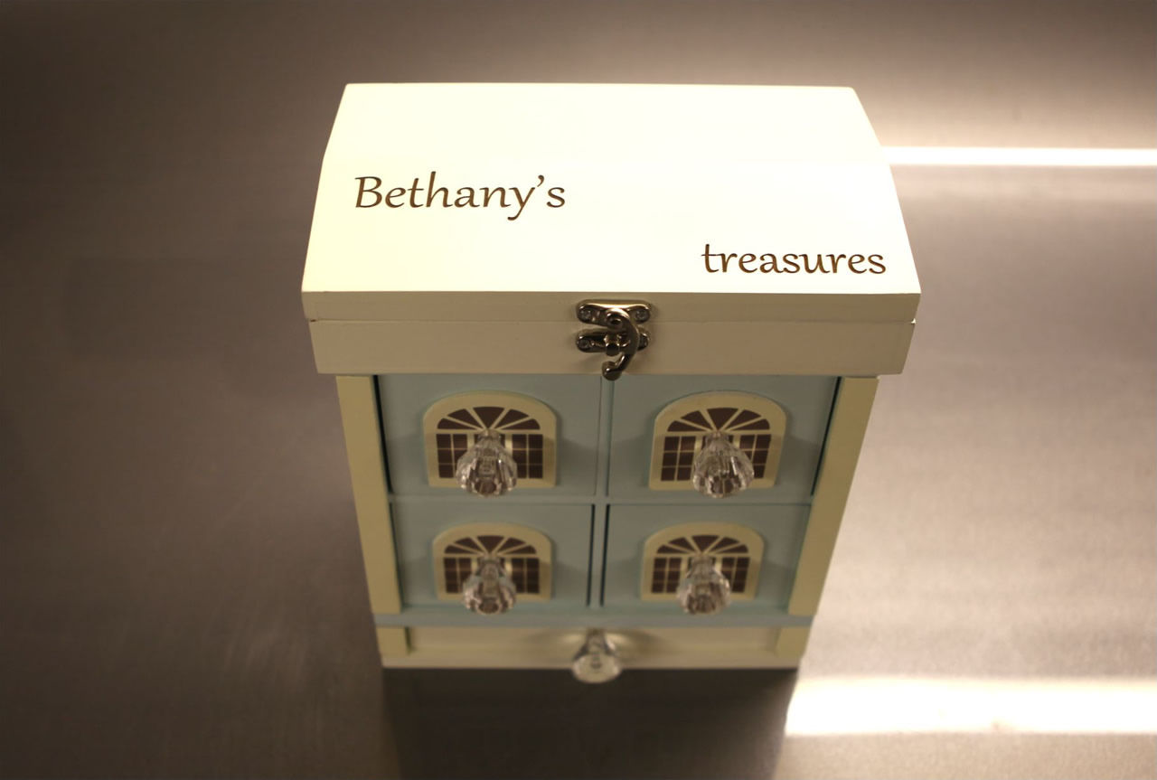 Engraving Service for Personalised Gifts, Trophies and Keepsakes